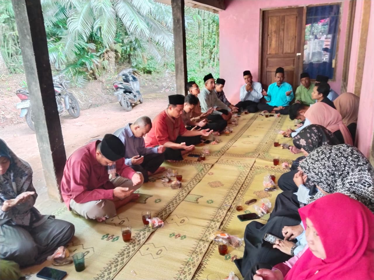 Guru dan Pegawai MTsN 8 Bantul Hadiri Acara Seribu Hari Kematian Ayah ...